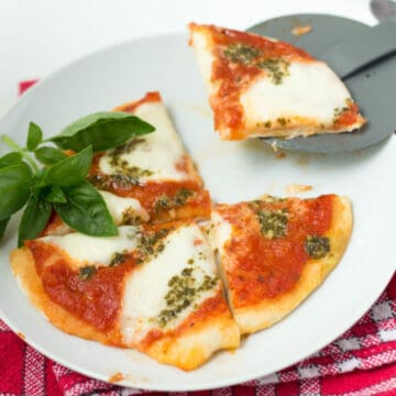 7 simple steps to a Caprese pizza – Petit Porcini
